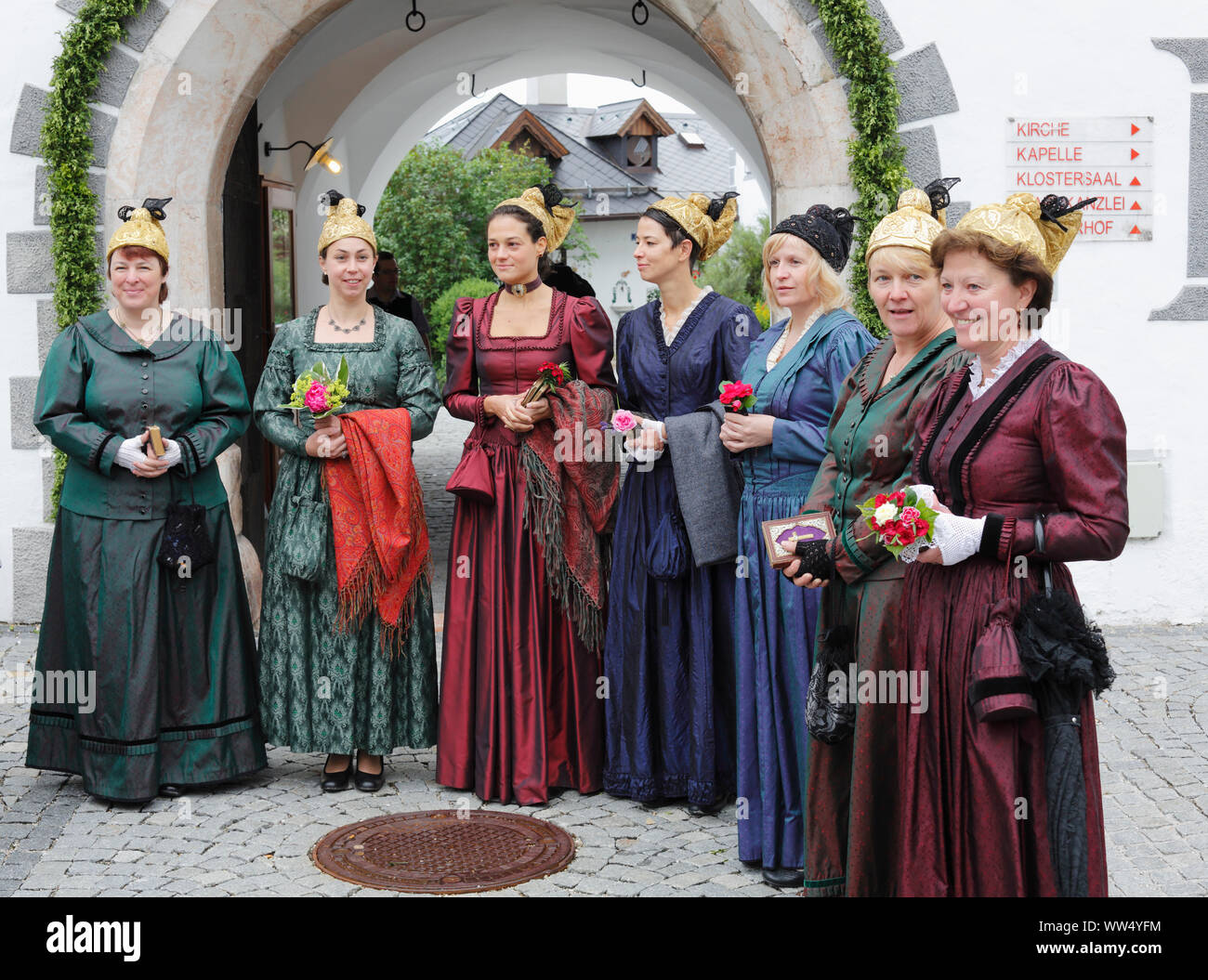 Costume traditionnel autrichien femmes Banque de photographies et d ...