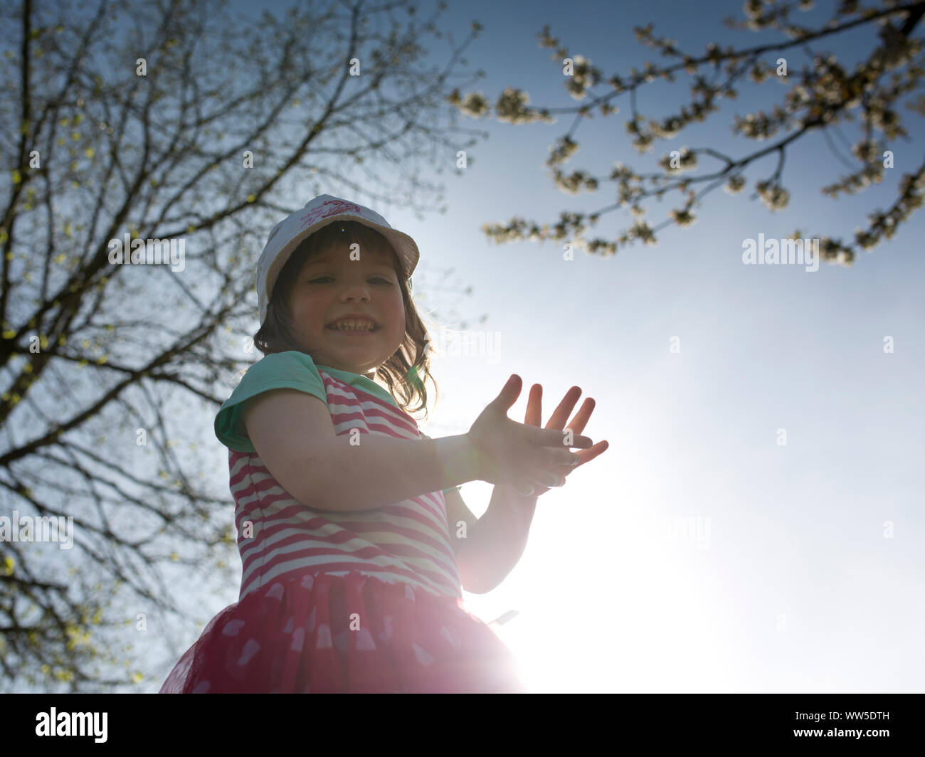 Enfant 5 ans qui rigole Banque de photographies et d’images à haute ...