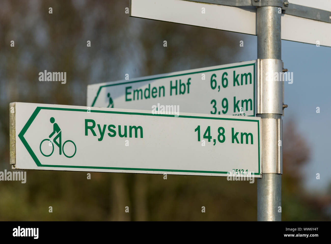 Panneaux de piste cyclable Banque de photographies et d’images à haute ...