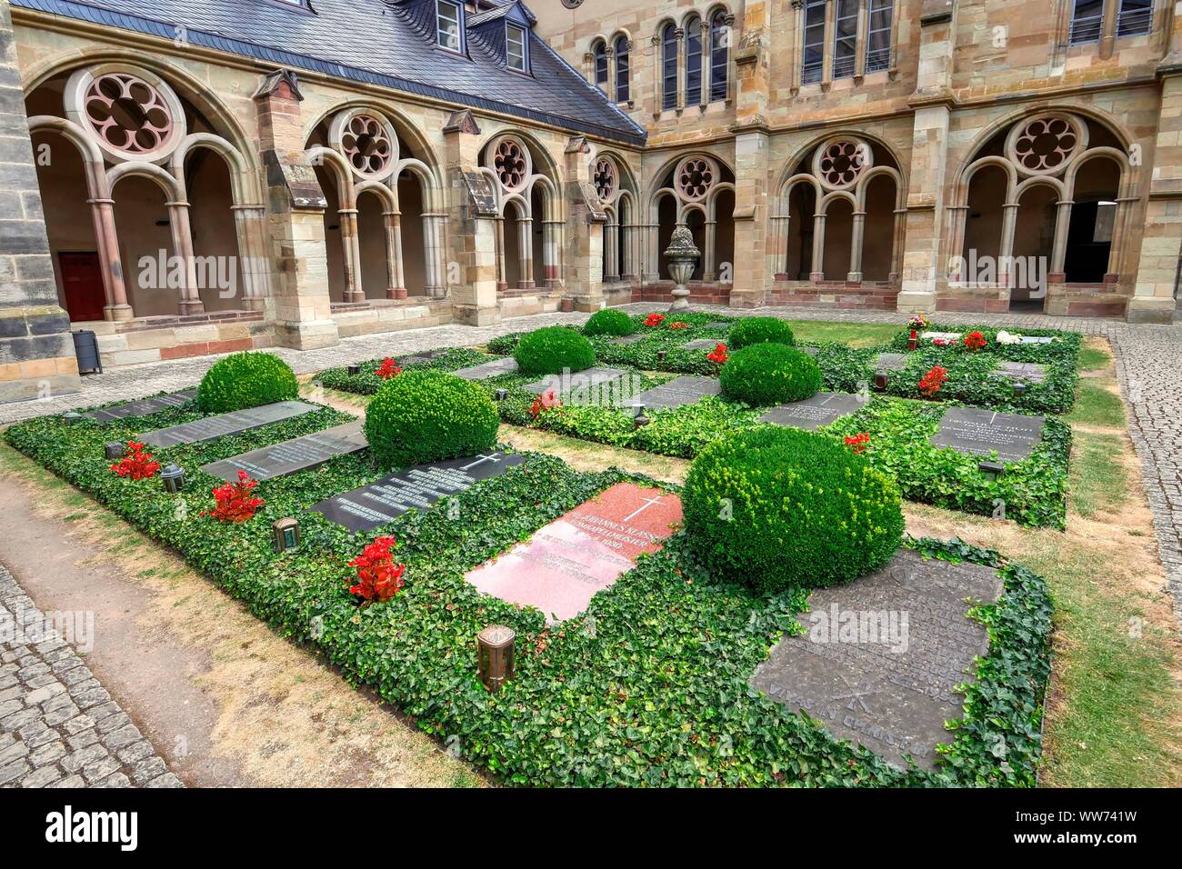Cloître et fontaine du cimetière Banque de photographies et d’images à ...