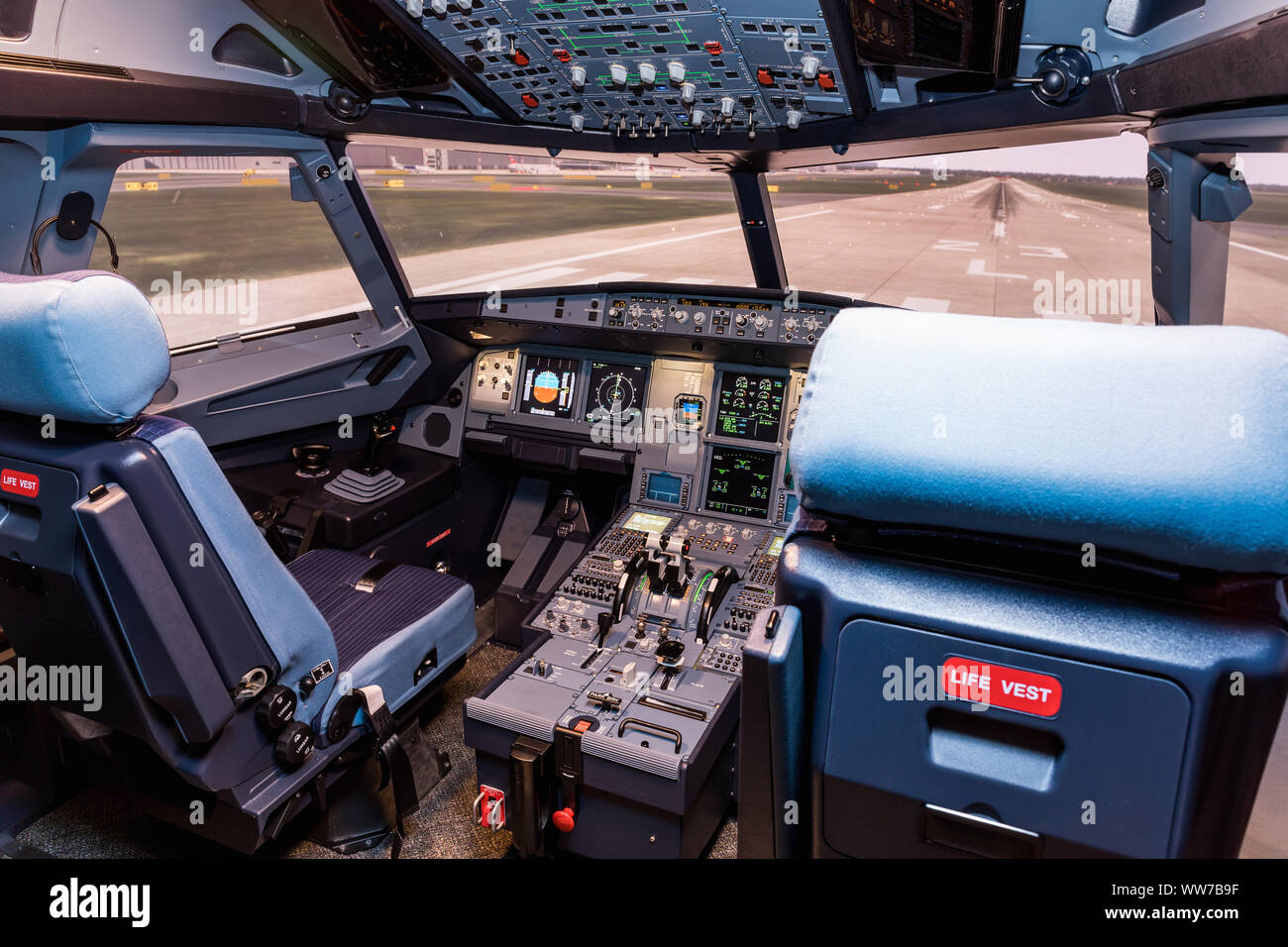 Instrument panel cockpit airbus a320 Banque de photographies et d ...