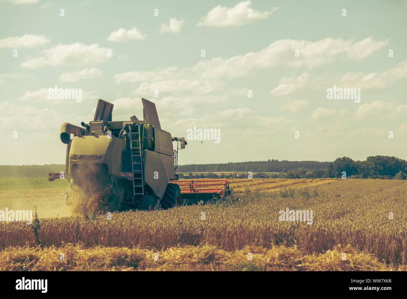 Une moissonneuse batteuse Banque de photographies et d’images à haute résolution - Alamy