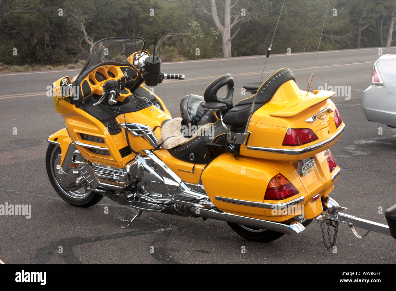 Yellow honda gold wing motor bike Banque de photographies et d’images à ...