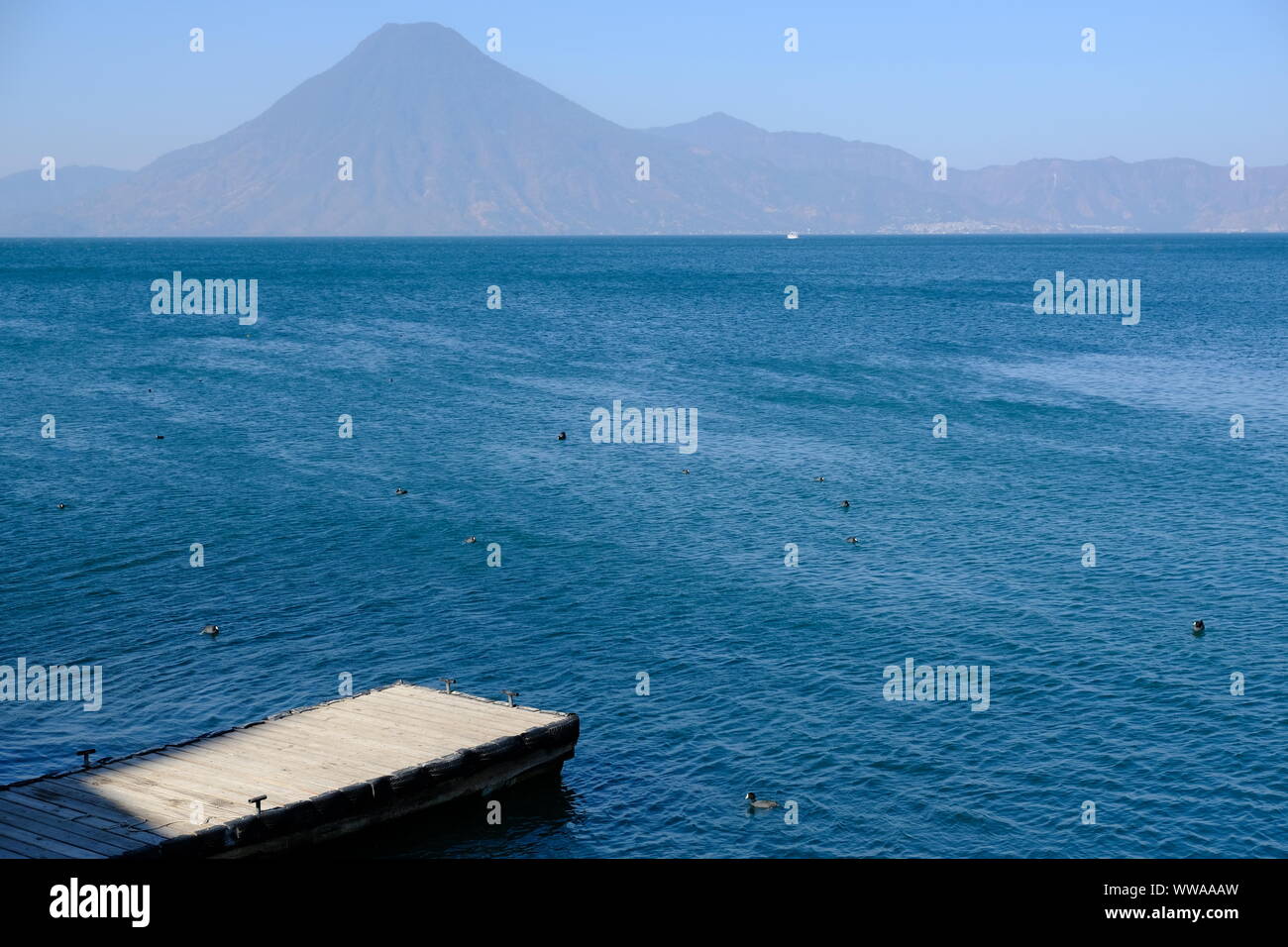 Le Lac Atitlan Guatemala Lago de Atitlan lac villages mayas et volcans ...
