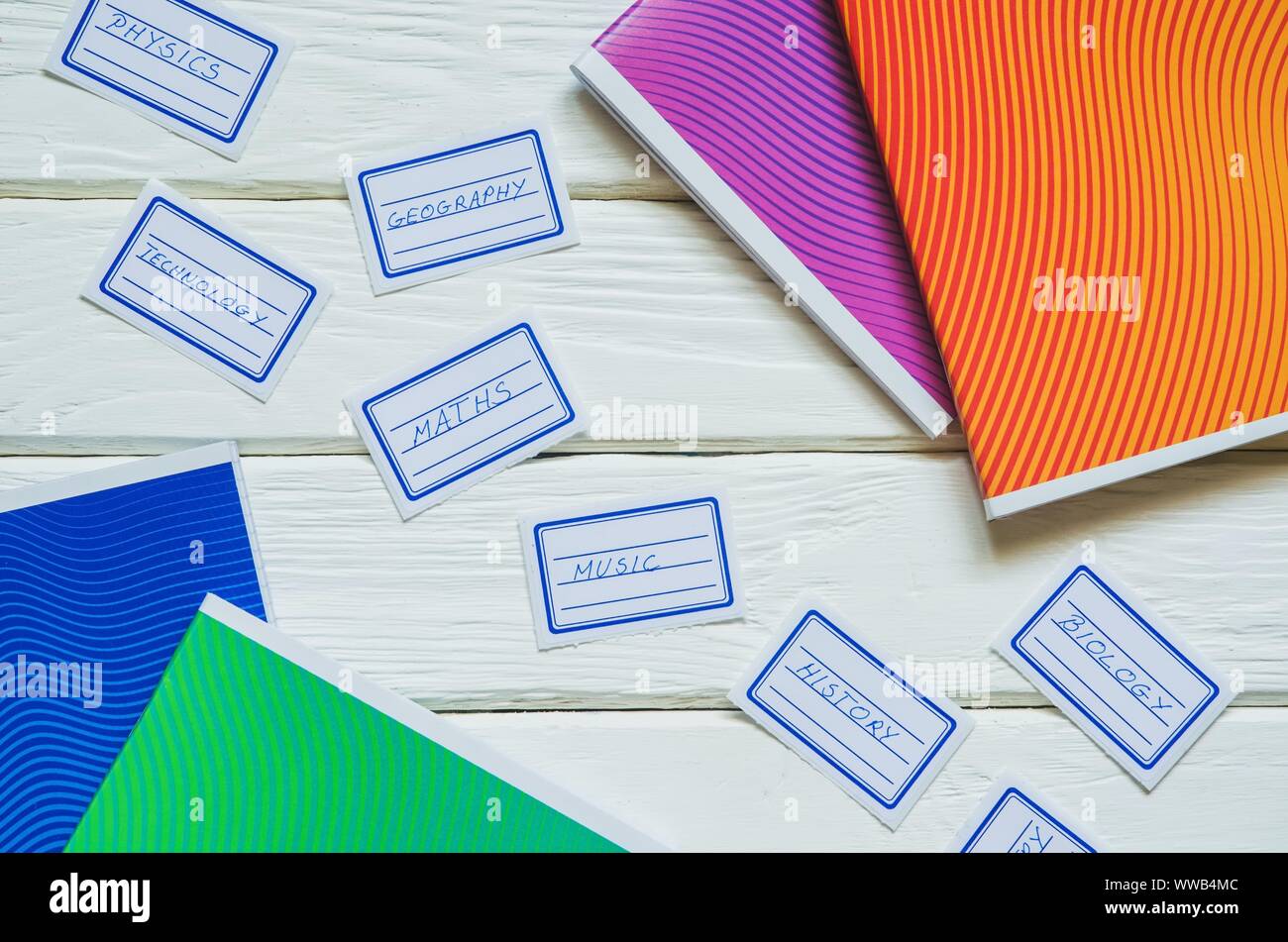 Concept créatif avec les fournitures scolaires. Les étiquettes avec les ...