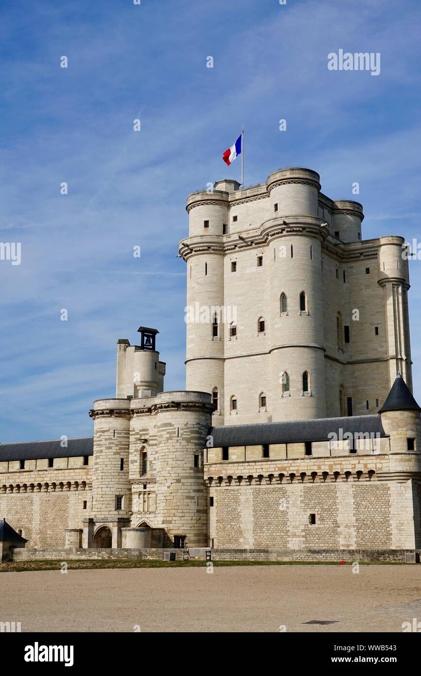 Drapeau français survolant le donjon du Château de Vincennes, Paris ...
