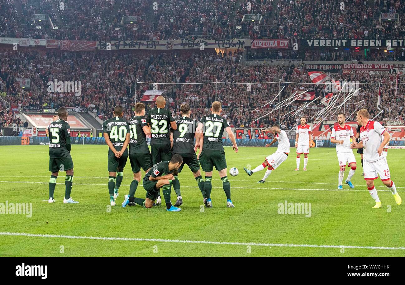 Sports spo football free kick mur bundesliga allemagne Banque de ...