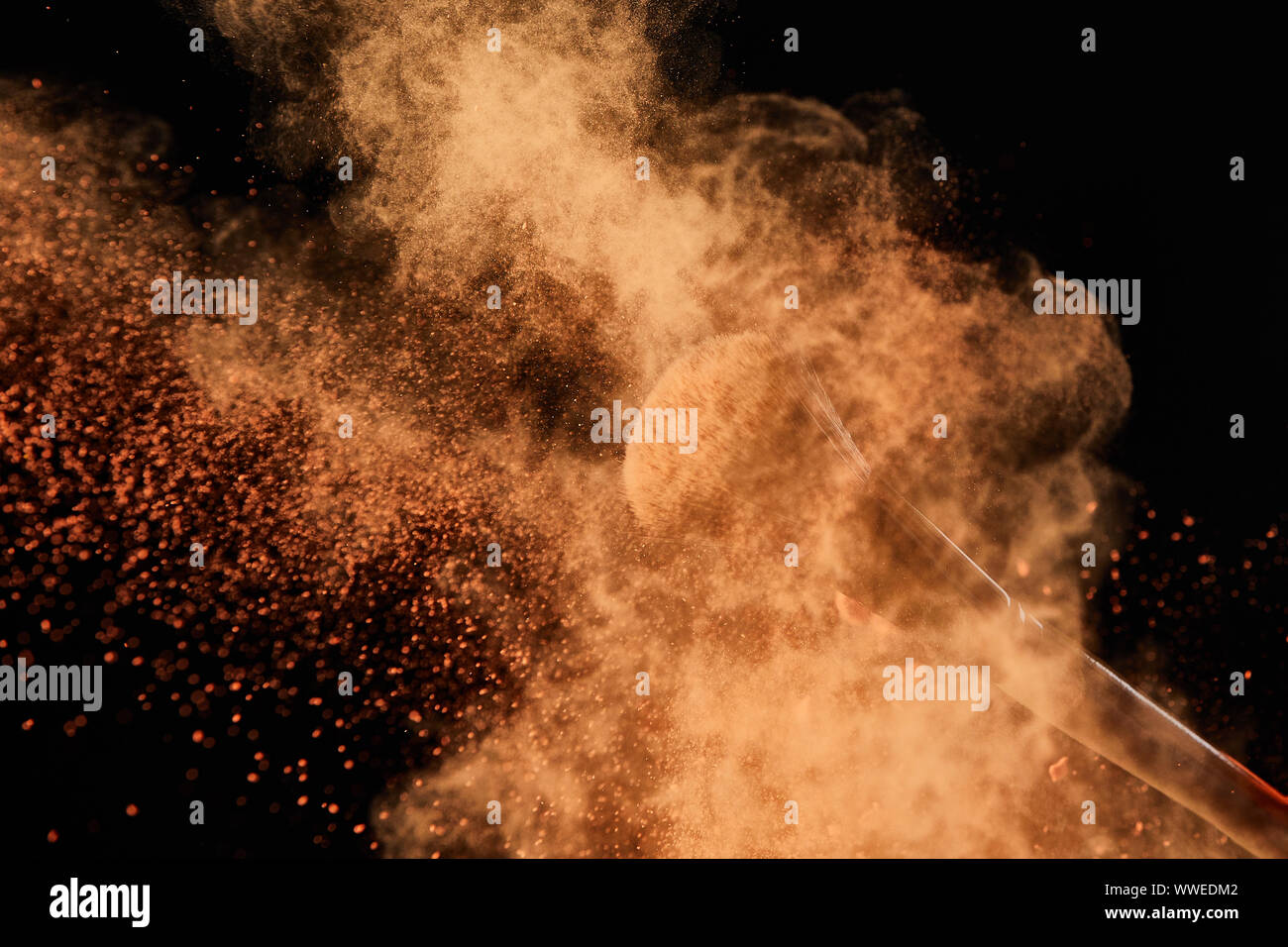 Explosion poudra Banque de photographies et d’images à haute résolution ...