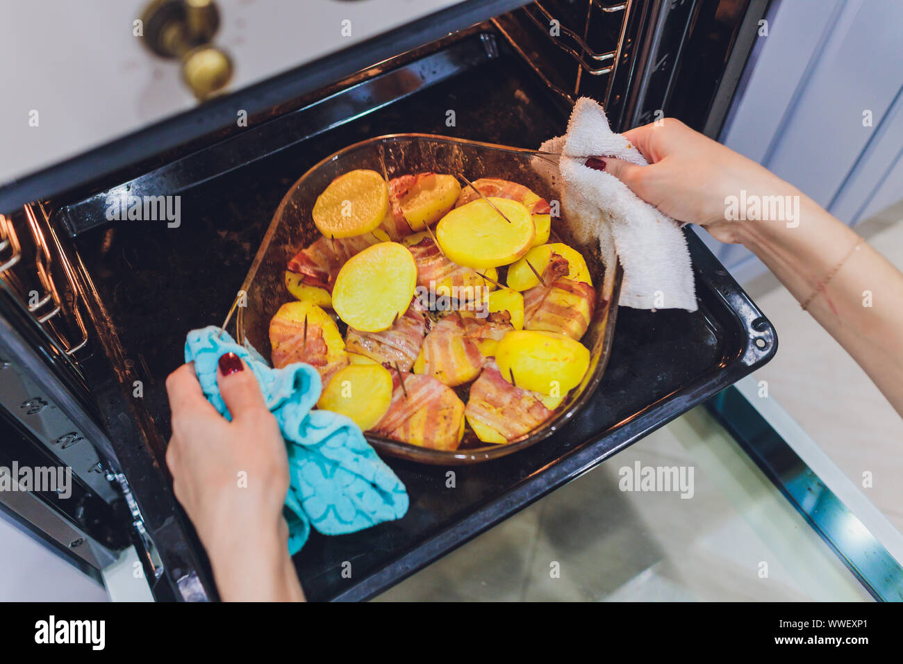 Viande cuite au four avec du bacon sur un fond gris. Le pain de viande ...