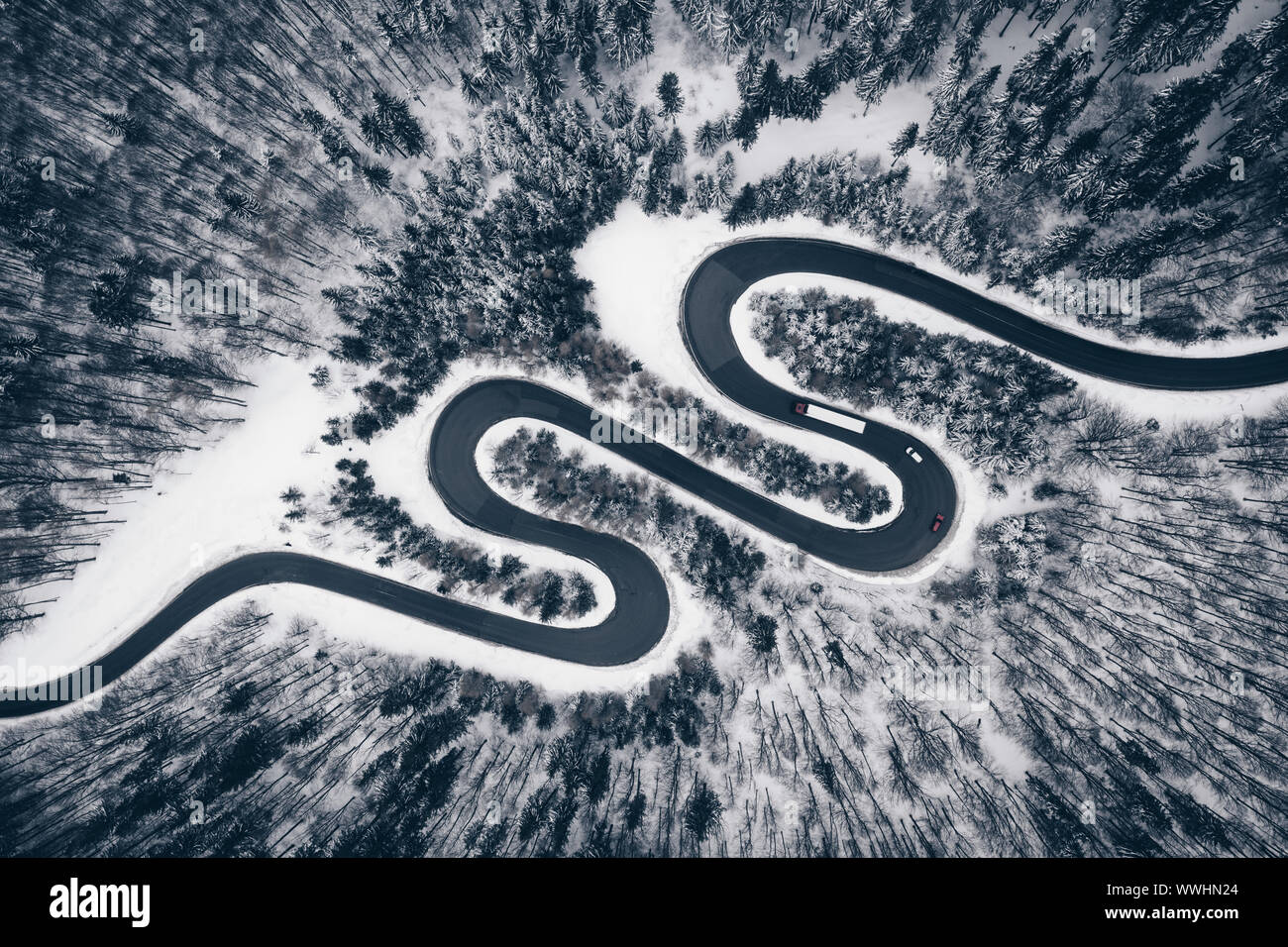 Route Sinueuse Montagne Drone Banque d'image et photos - Alamy