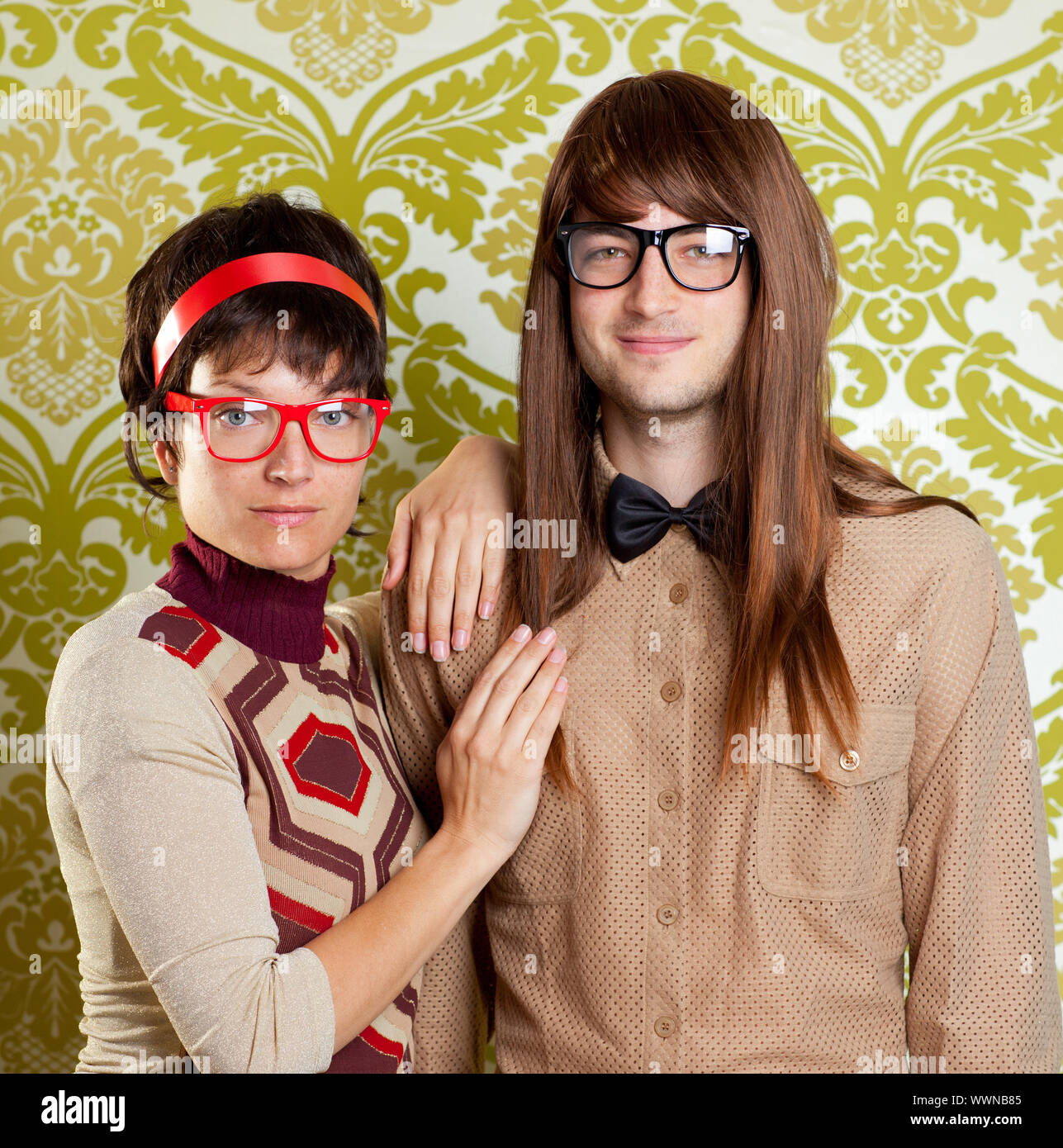 L'humour drôle silly nerd couple on retro vintage papier peint fond ...
