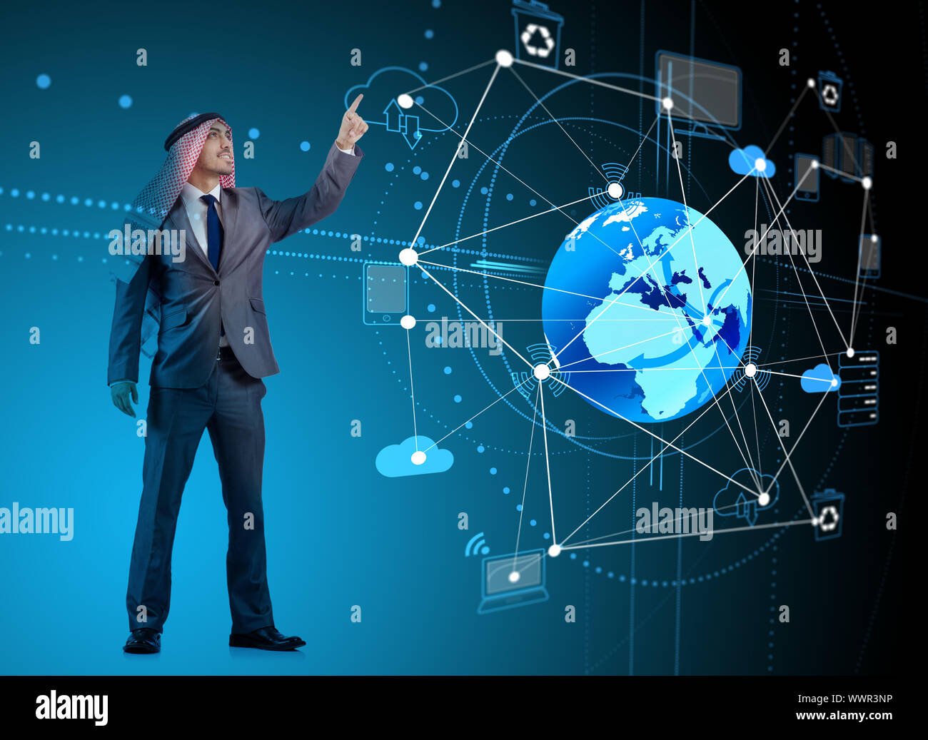 L'homme arabe appuyant sur des points sur la carte du monde dans la ...