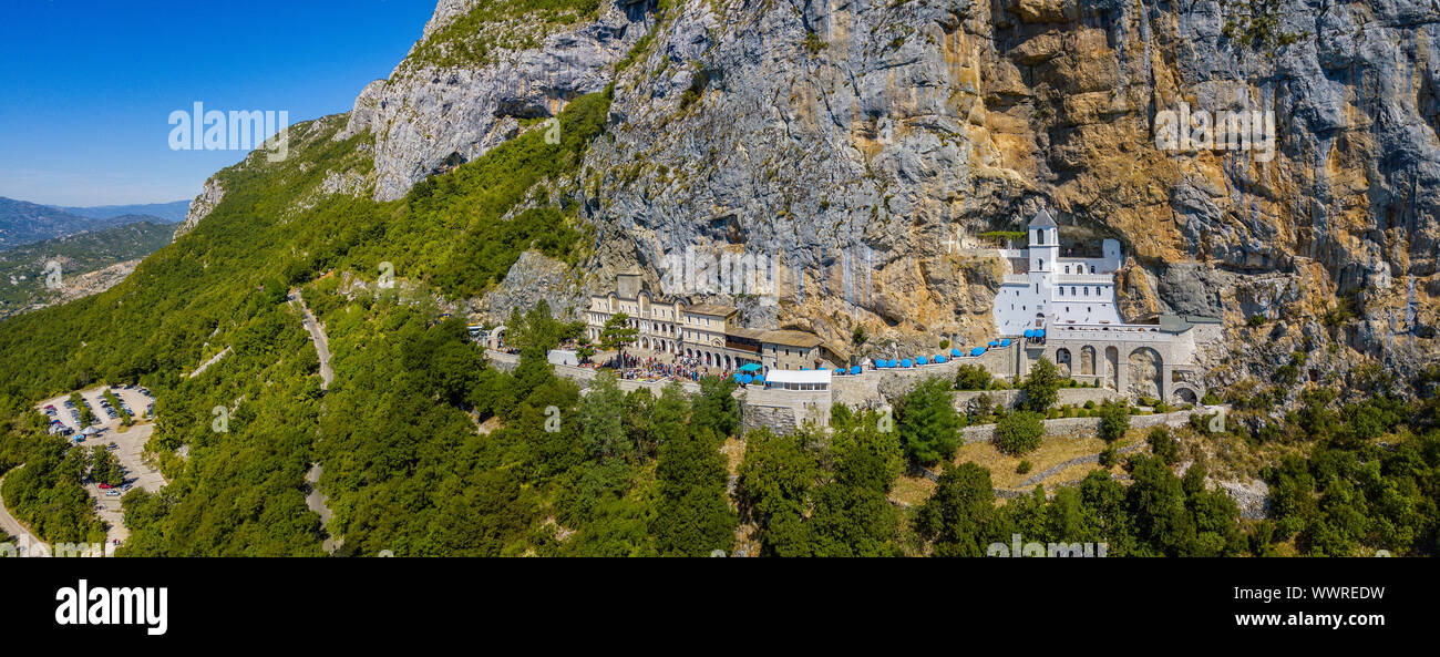 Vue aérienne du monastère d'Ostrog, l'Église orthodoxe serbe. Le ...