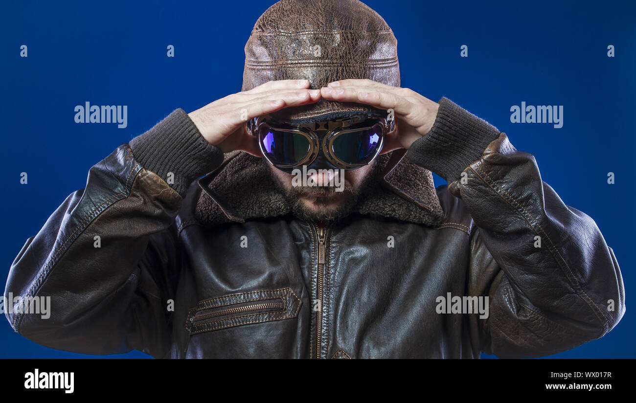 Casque d'aviateur en cuir Banque de photographies et d’images à haute résolution - Alamy