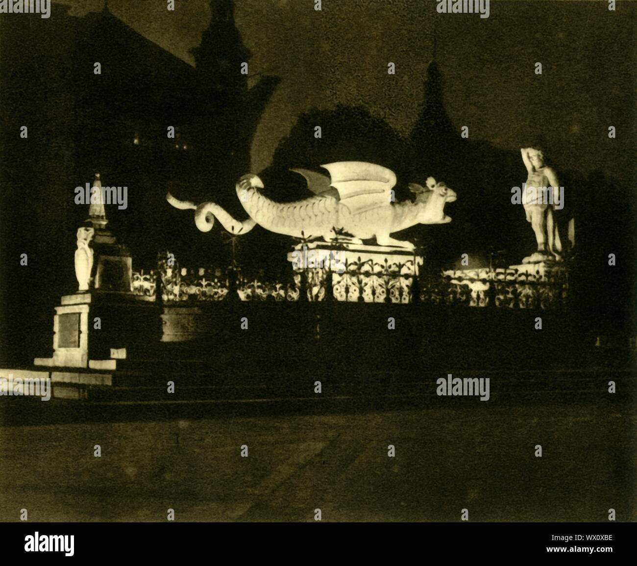 Le Lindwurm Fountain, Klagenfurt, Autriche, c1935. Sculpture d'un ...
