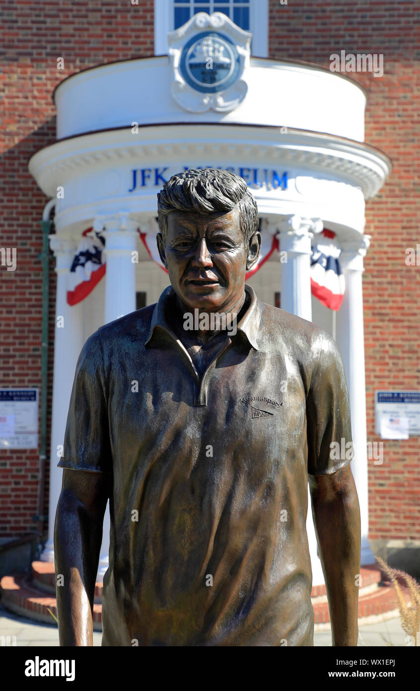 La statue en bronze de l'ancien président John F. Kennedy en face de ...