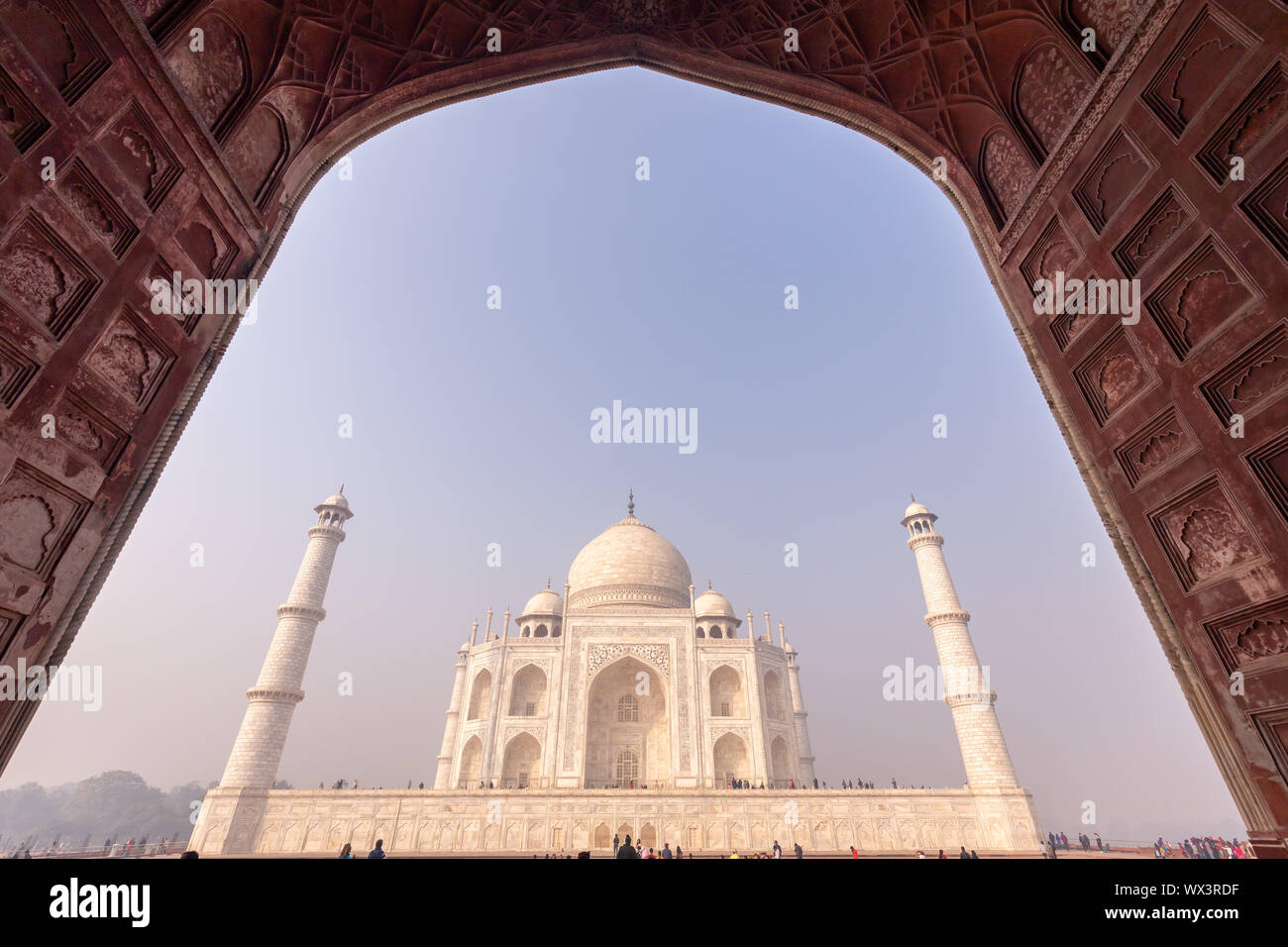 En face du taj mahal Banque de photographies et d’images à haute ...