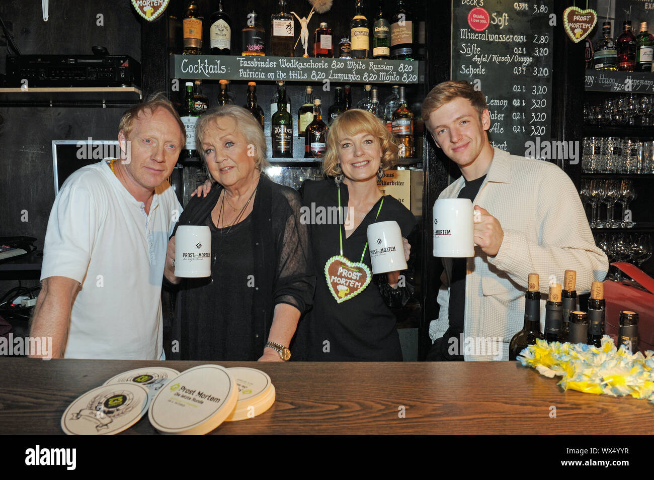 Munich, Allemagne. 16 Sep, 2019. Les acteurs Simon Schwarz, Doris ...