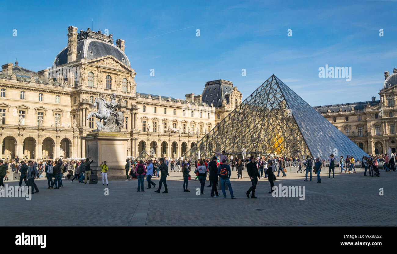 Glass pyramid in front of the louvre museum Banque de photographies et ...