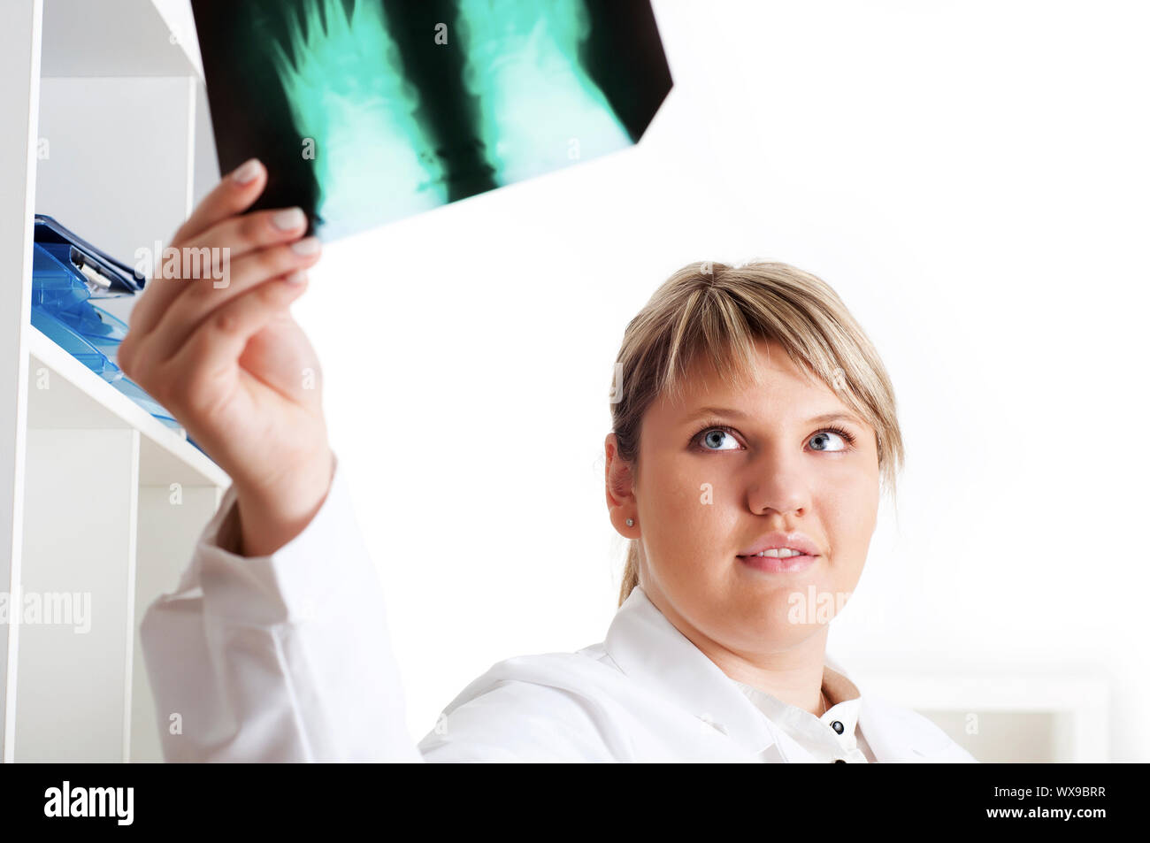 Analyser un film radiographique Banque de photographies et d’images à ...