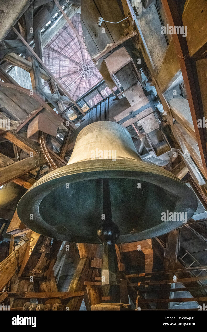 Bourdon Emmanuel, la plus grosse cloche de Notre-Dame de Paris, est installé dans la tour sud de ...