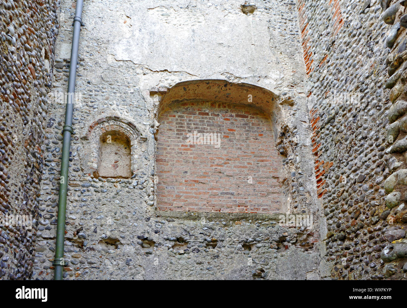 Détails de la demeure d'un prieuré Trinitaire au mur nord de l'église ...