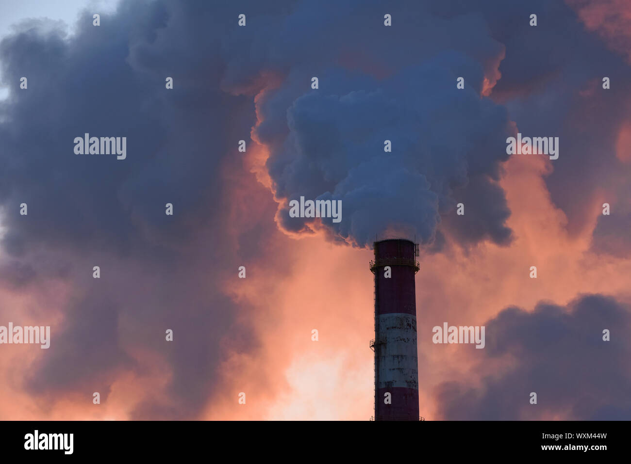 Usine fume Banque de photographies et d’images à haute résolution - Alamy