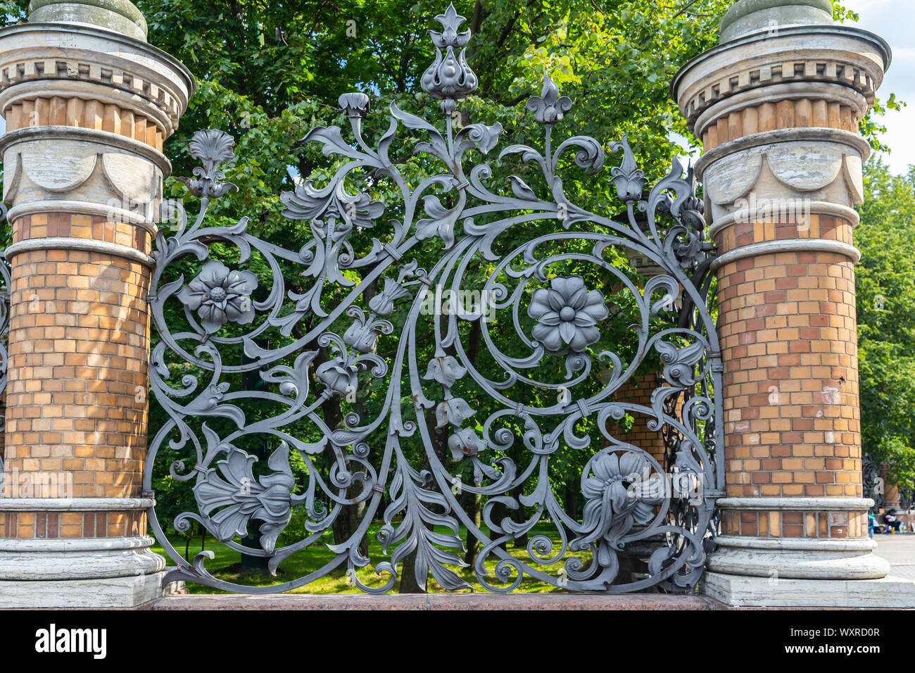 Détails de Mikhaïlovski Jardin clôture en fer forgé en Saint Petersburg ...