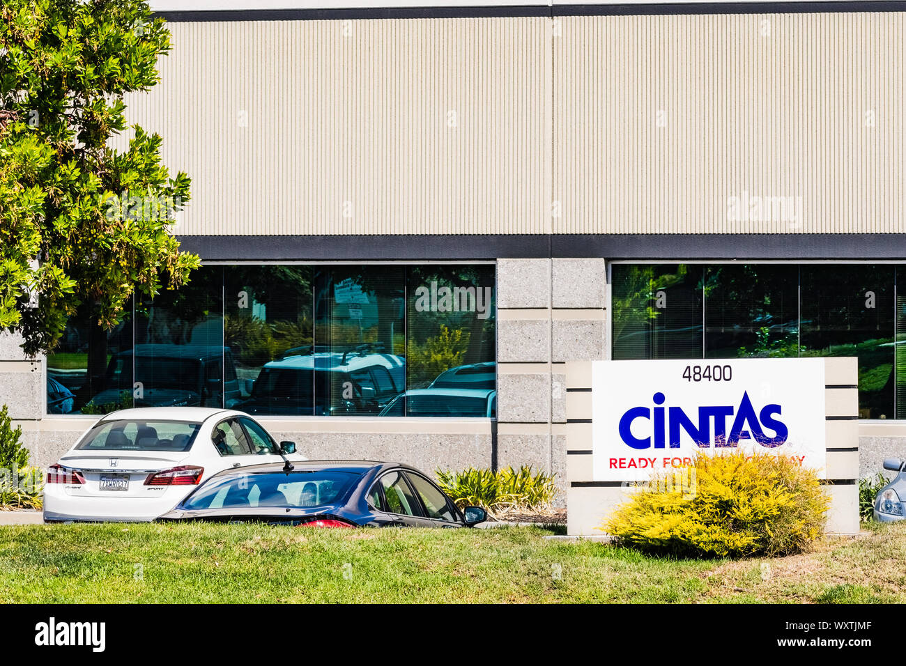 Cintas uniform service truck Banque de photographies et d’images à ...