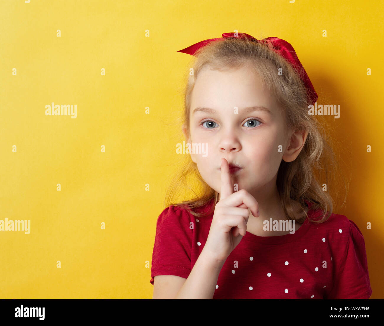 Little girl silence gesture Banque de photographies et d’images à haute ...