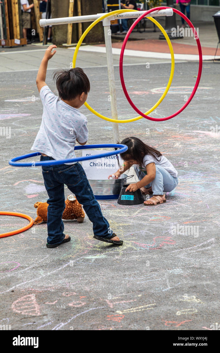 Enfants jouant avec des cerceaux Banque de photographies et d’images à ...