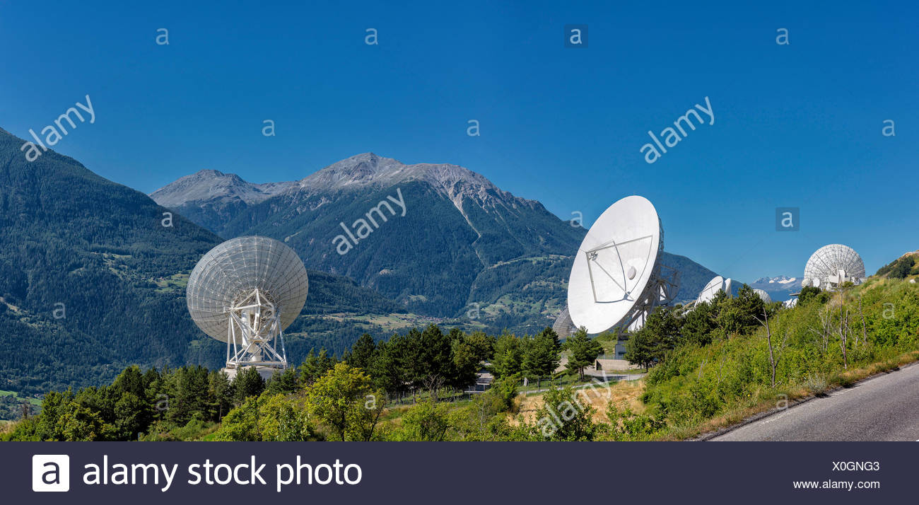 Les Antennes Paraboliques Banque d'image et photos - Alamy