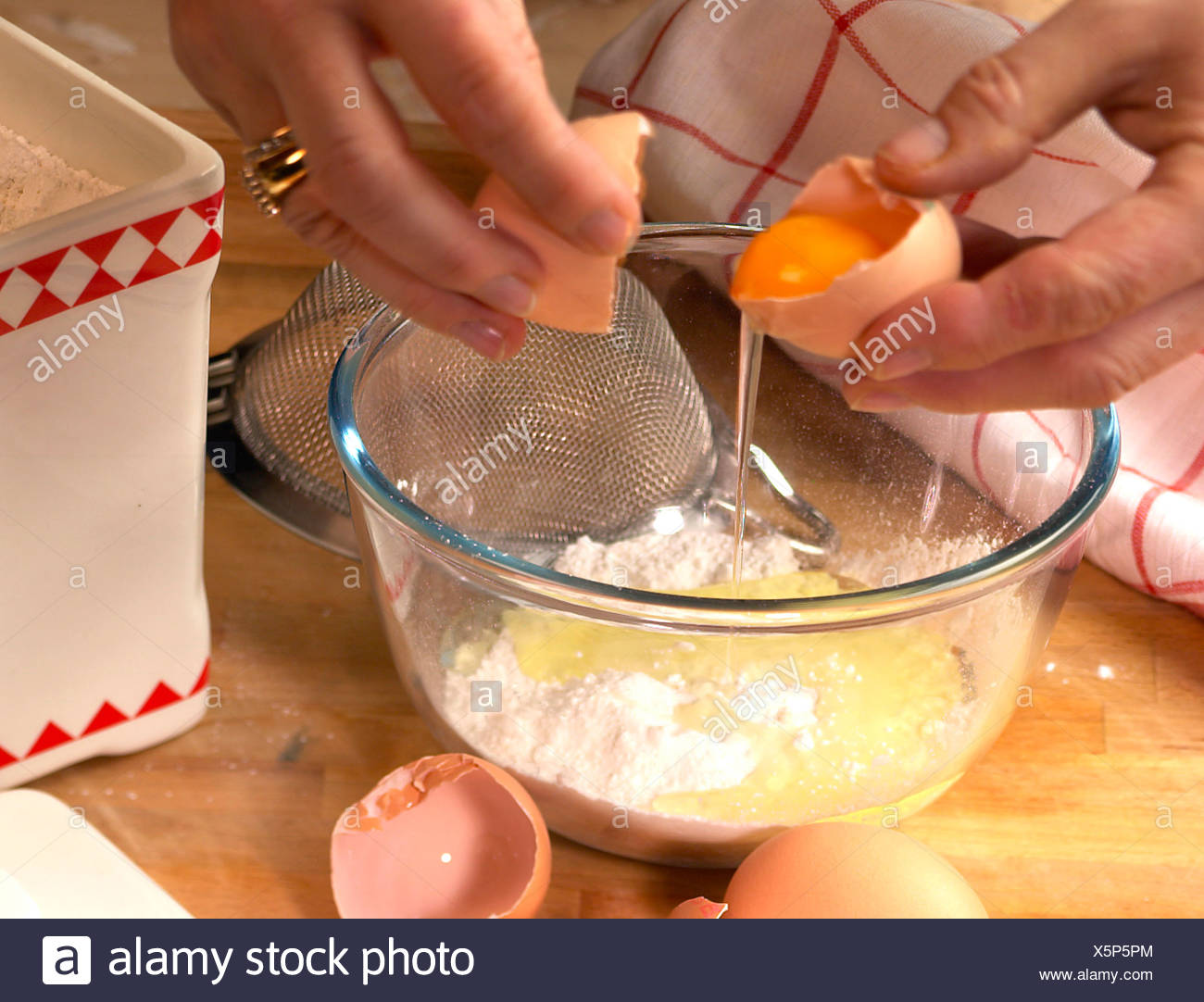 Casser Un Oeuf Banque d'image et photos - Page 2 - Alamy