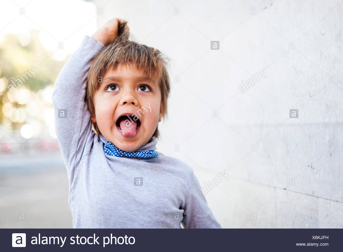 Child Pulling Face Sticking Tongue Banque d'image et photos - Alamy