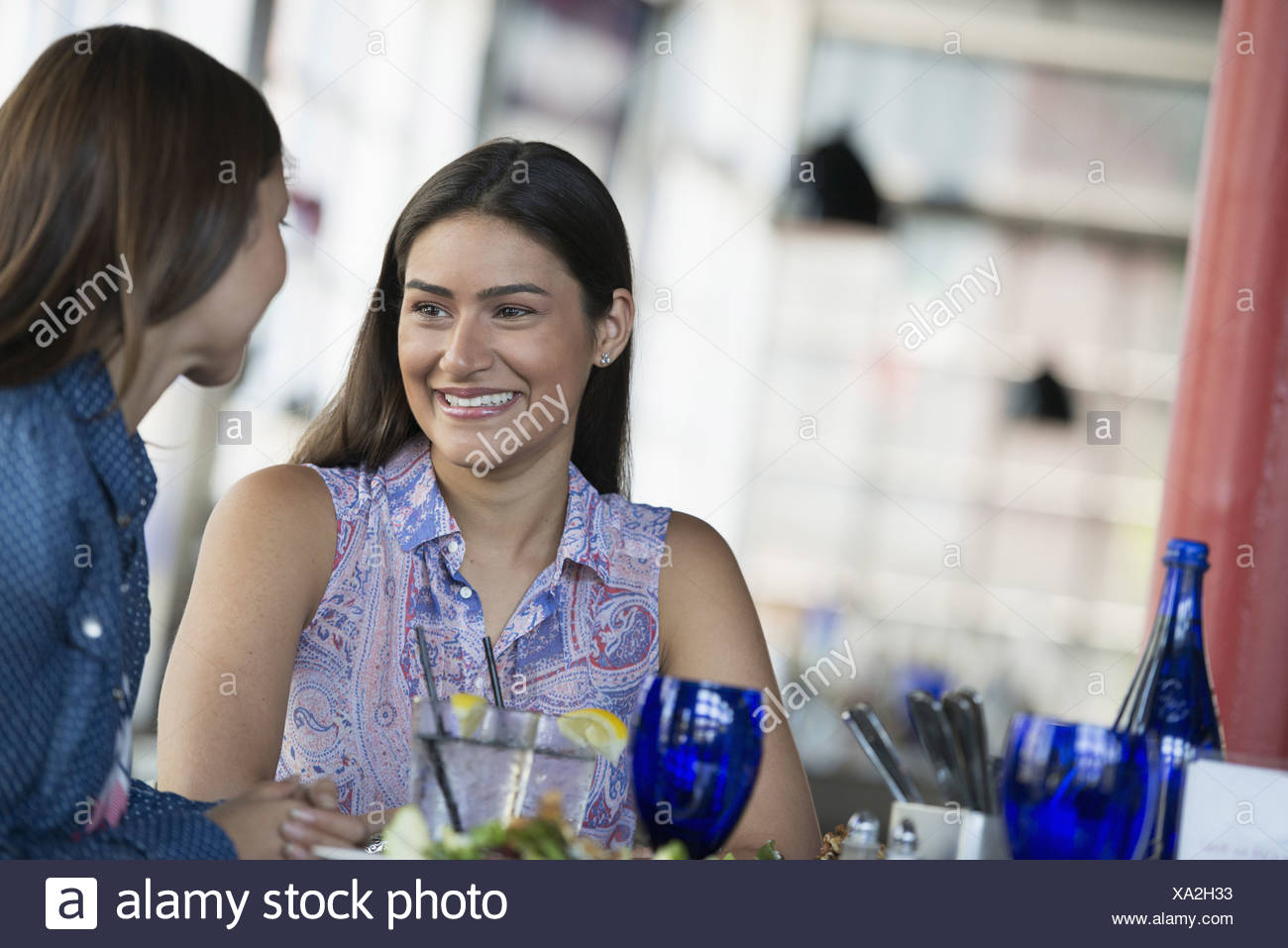 2 Dames Assises Banque d'image et photos - Alamy