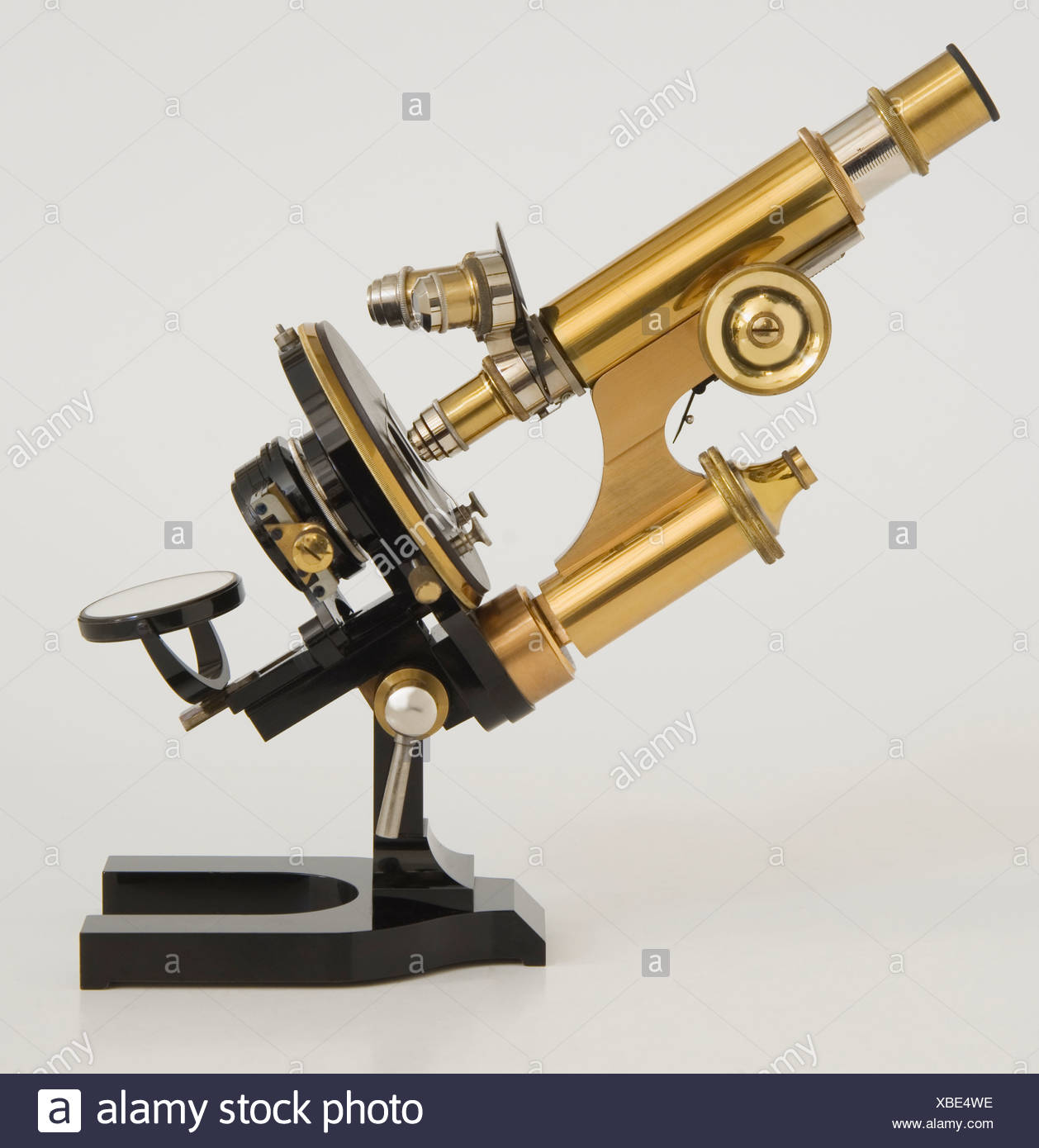 An Old Fashioned Microscope Banque d'image et photos - Alamy