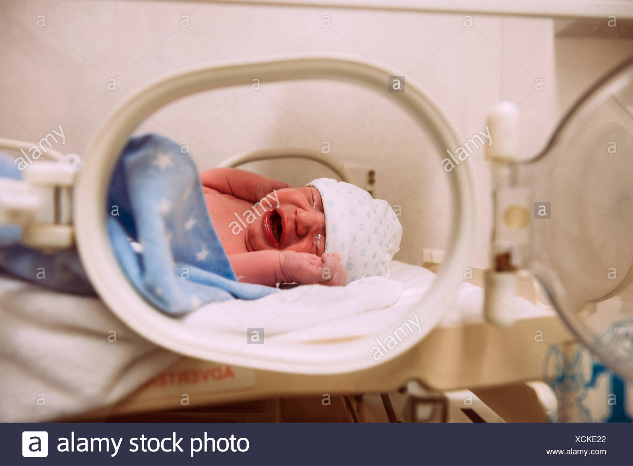 Premature Baby In Incubator Banque d'image et photos - Alamy