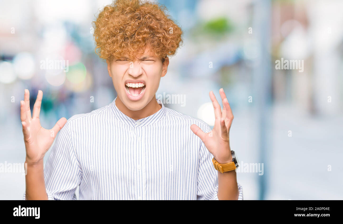 Bel giovane uomo d affari con capelli Afro indossa maglietta elegante e ...