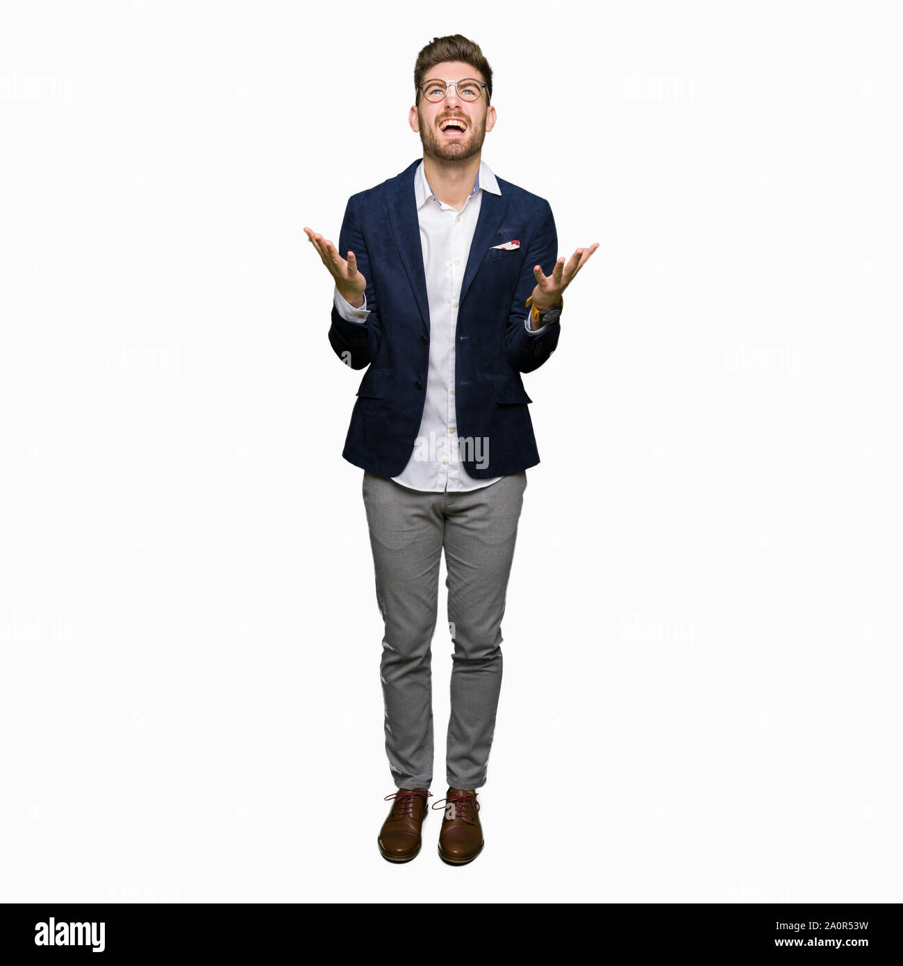 Bel giovane uomo d affari con gli occhiali e pazzo pazzo grida e urla ...