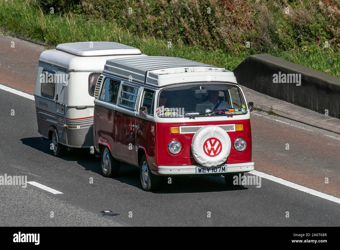 1974 70s Maroon VW Volkswagen Transporter traino caravan; Regno Unito ...
