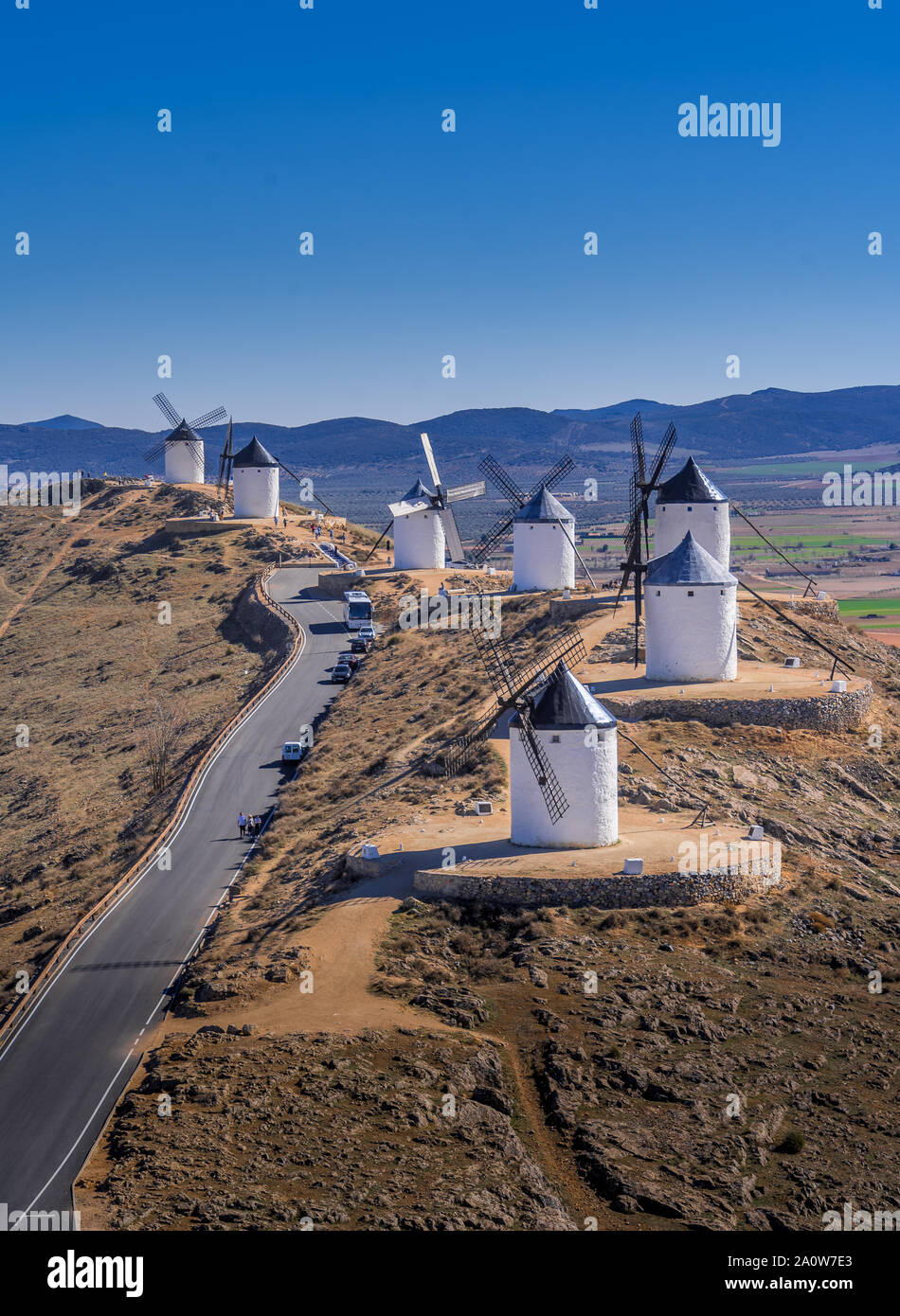 Il castello di Consuegra e mulini a vento vista aerea con cielo blu in ...