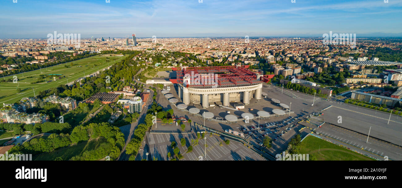 Antenna vista panoramica di Milano (Italia) cityscape con lo stadio di ...