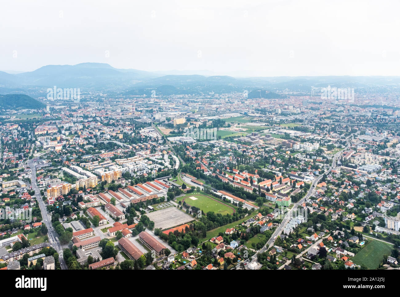 Vista aerea della città di Graz da elicottero drone con i distretti e ...