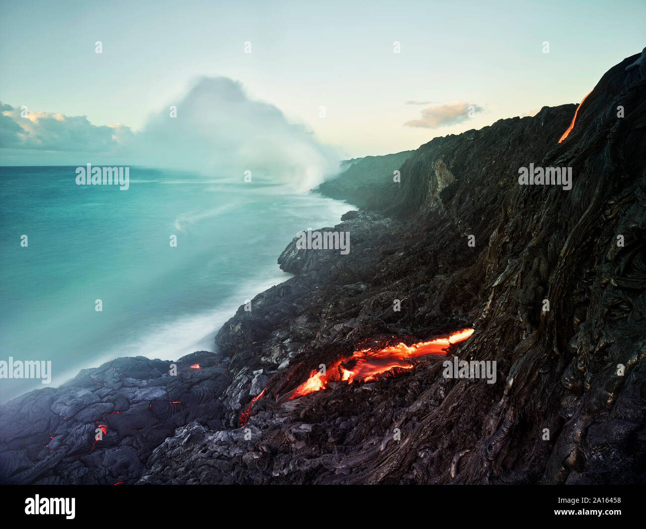 Roccia lavica nel mare immagini e fotografie stock ad alta risoluzione ...