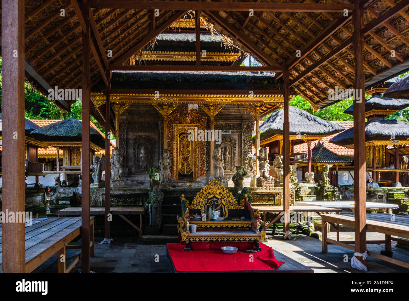 Vista del più famoso tempio di Bali. Pura Taman Saraswati tempio ...