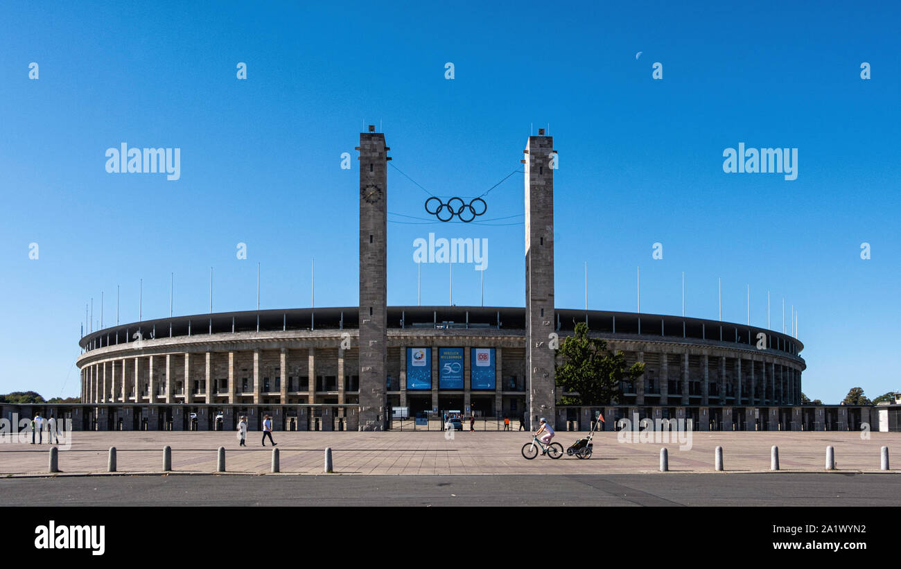 Stadio Olimpico, OlympiaStadion - una monumentale dell'epoca nazista ...