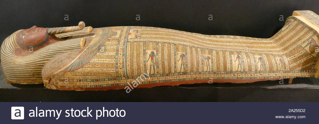 Un sarcofago antropoide contenente la mummia del sacerdote di MONTU ...