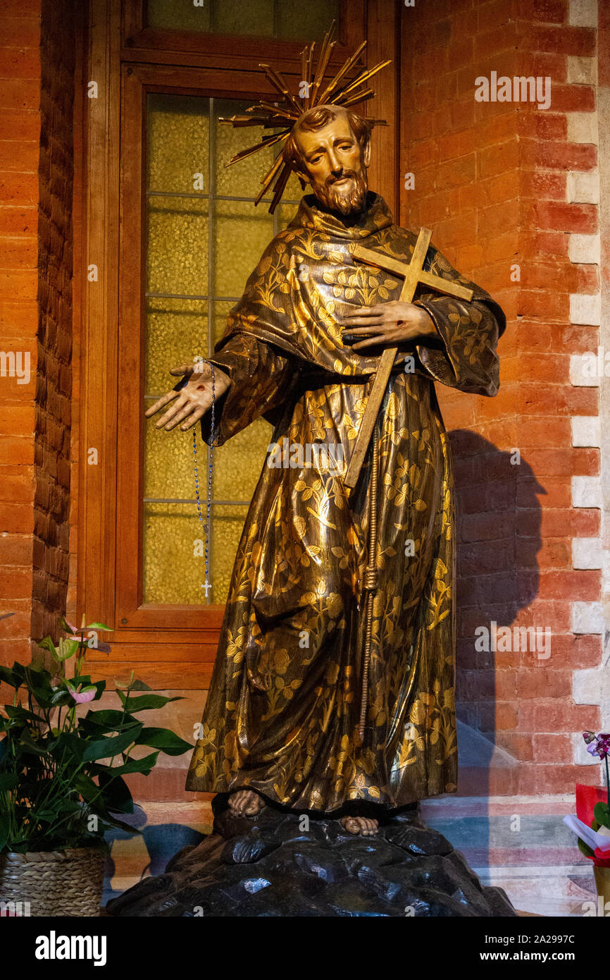 Statua di San Francesco di Assisi in una chiesa di Pavia Foto stock - Alamy
