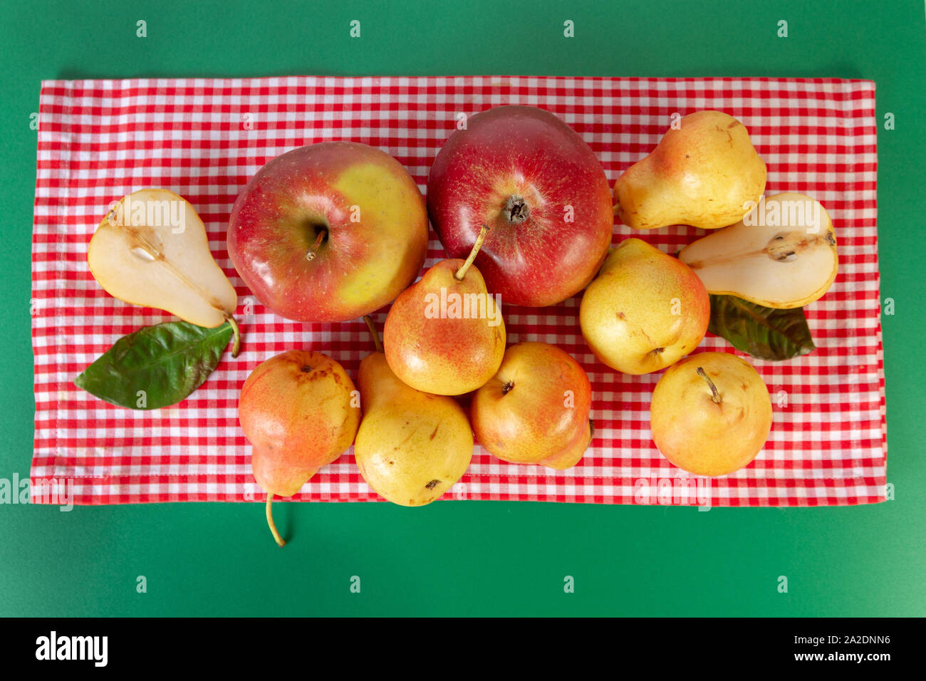 Frutti autunnali immagini e fotografie stock ad alta risoluzione - Alamy