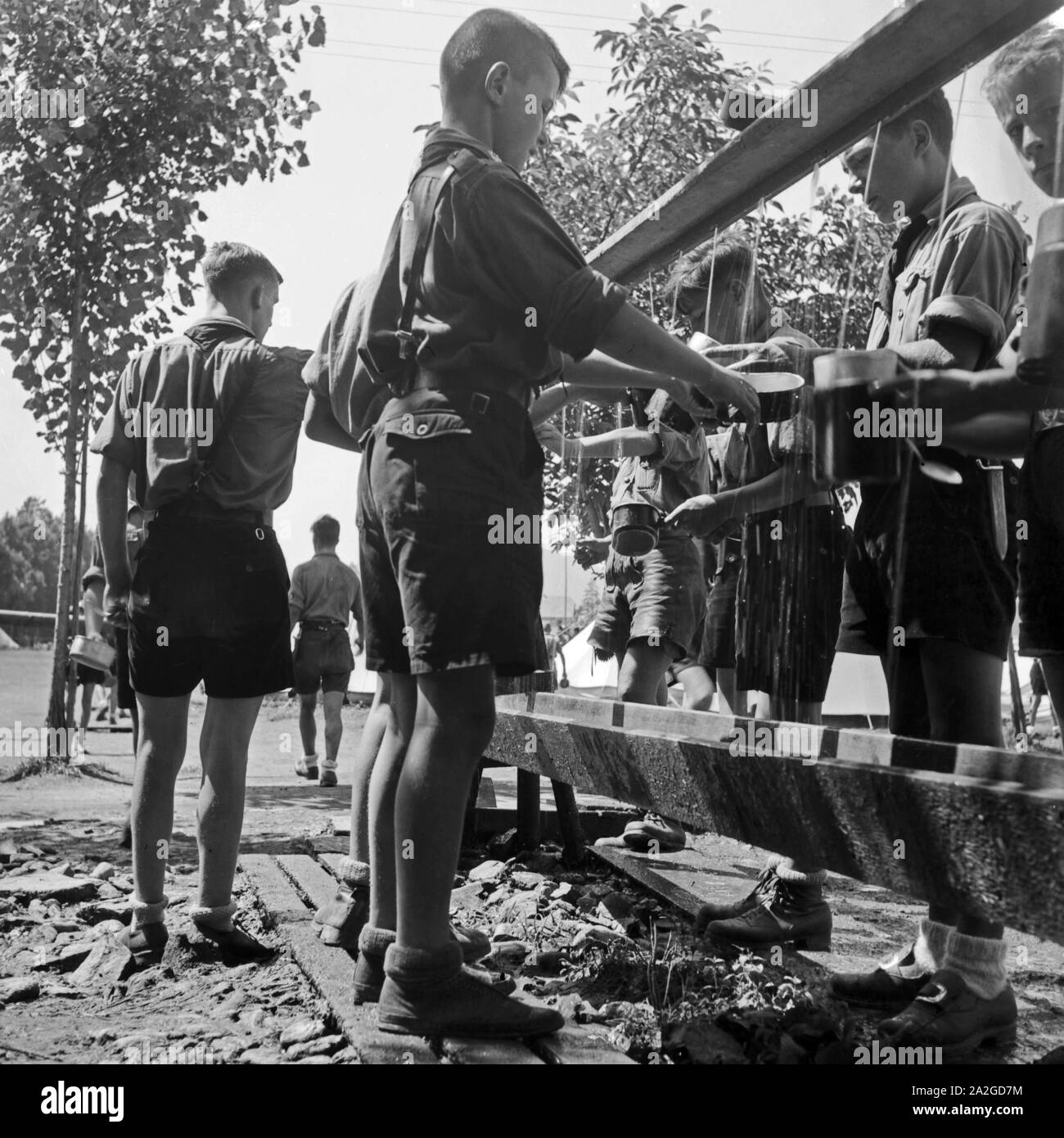 Spülen Hitlerjungen ihre Feldgeschirre aus Hitlerjugend im Lager ...
